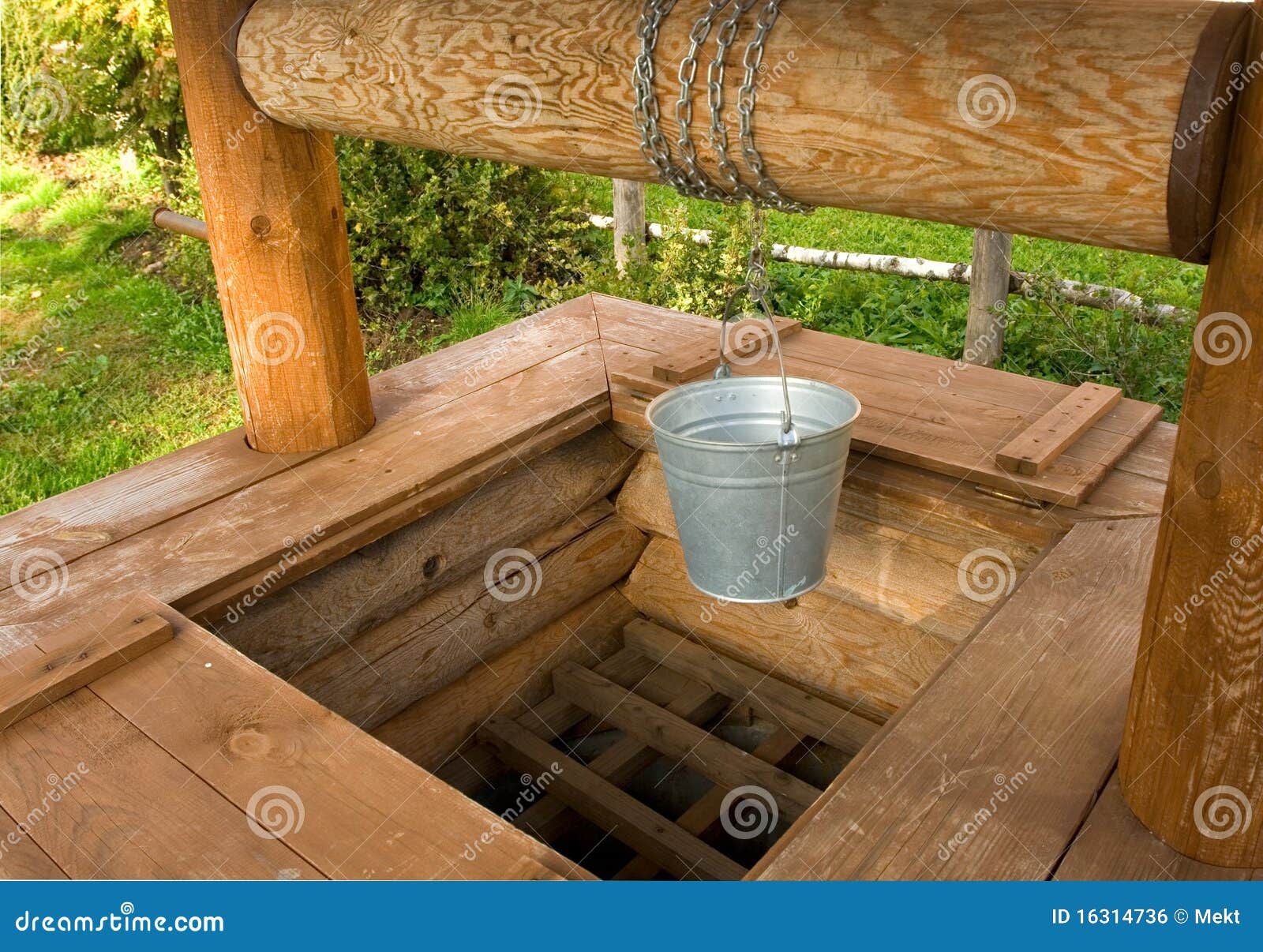 Draw Well Royalty-Free Stock Photo | CartoonDealer.com #52526583