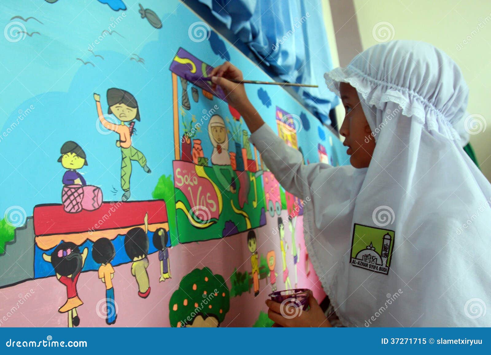 Students Try To Drawing Thai Motifs From Thai Architecture In Th ...