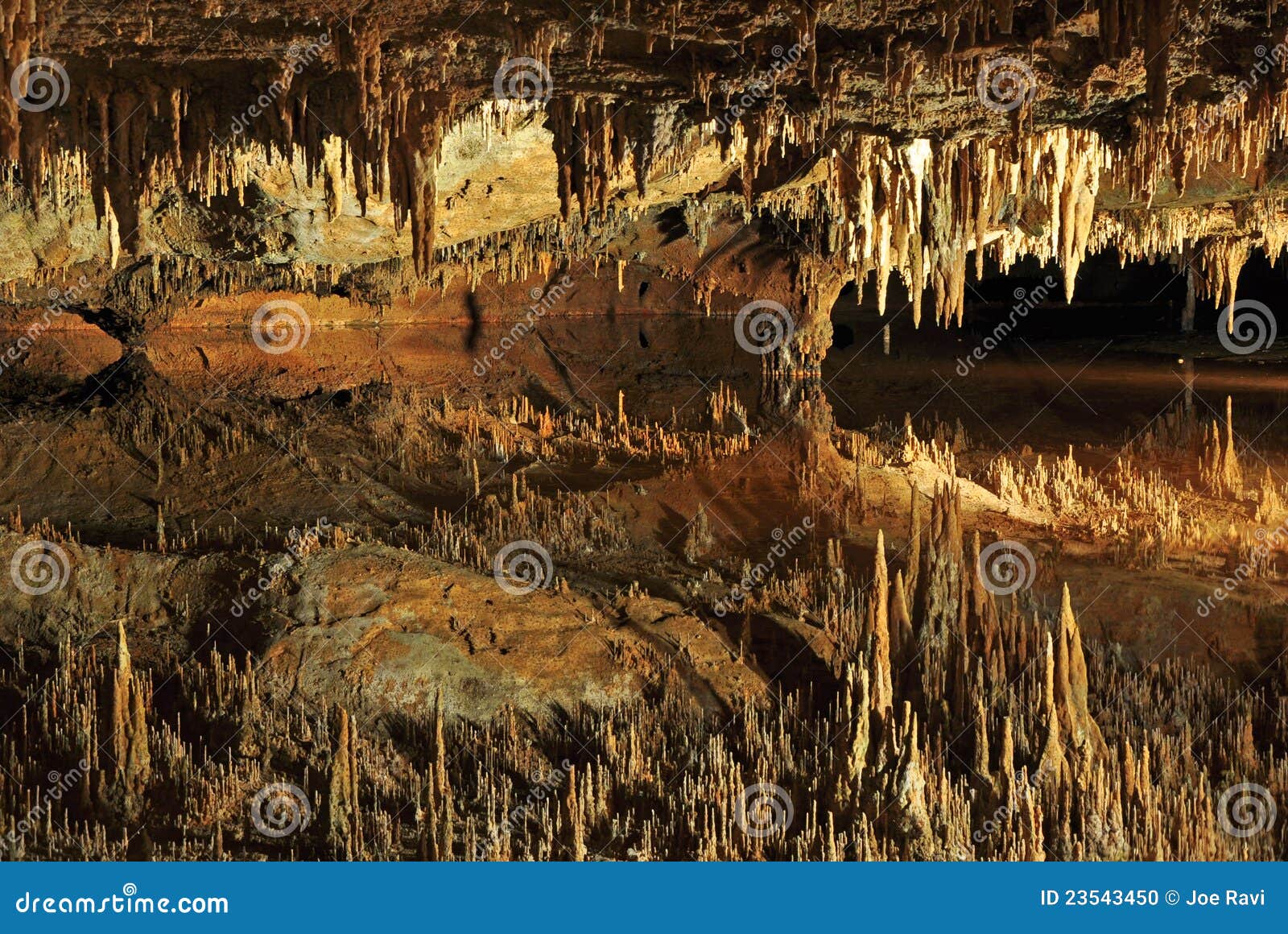 Dream Lake in Luray Caverns Stock Photo - Image of reflecting, cavern ...