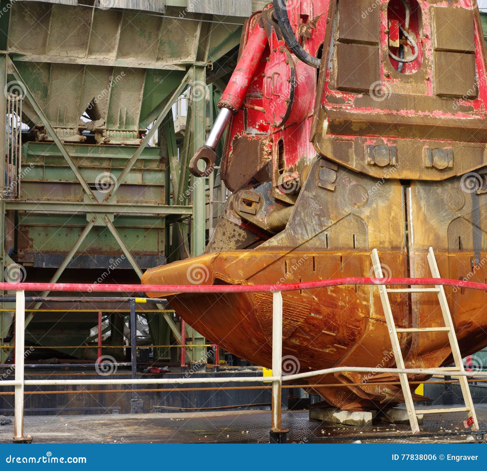 Extraction Of Sand From The Bottom Of The Reservoir By Crane And ...