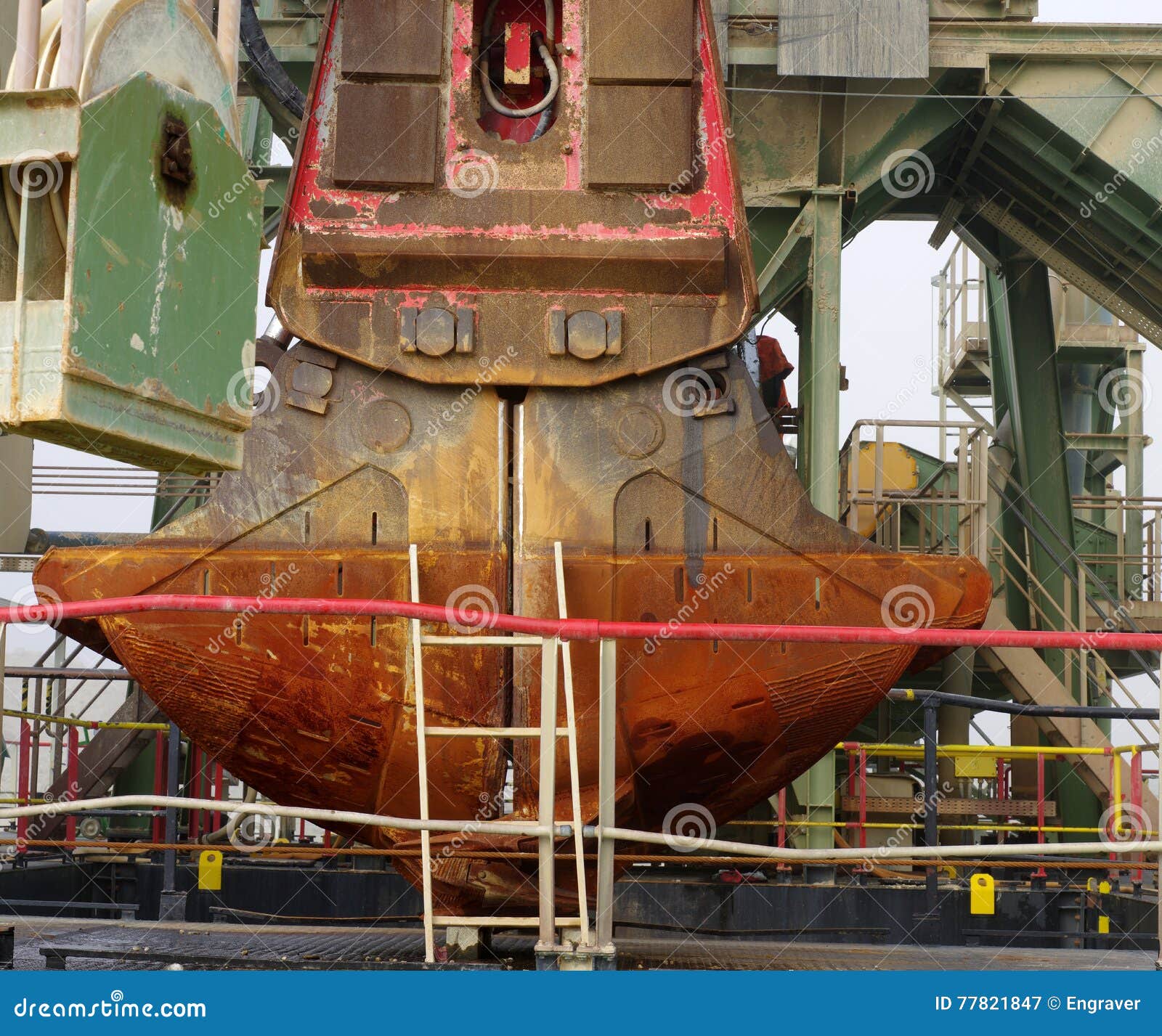 Extraction Of Sand From The Bottom Of The Reservoir By Crane And ...