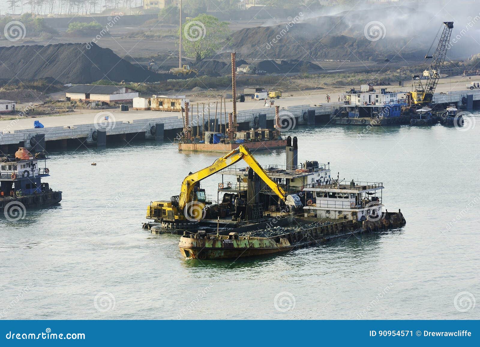 Dredger and spoil barge editorial photo. Image of india - 90954571