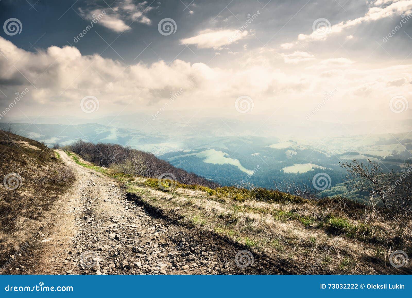 Drehender Steiniger Weg in Den Bergen Stockfoto - Bild von draussen ...