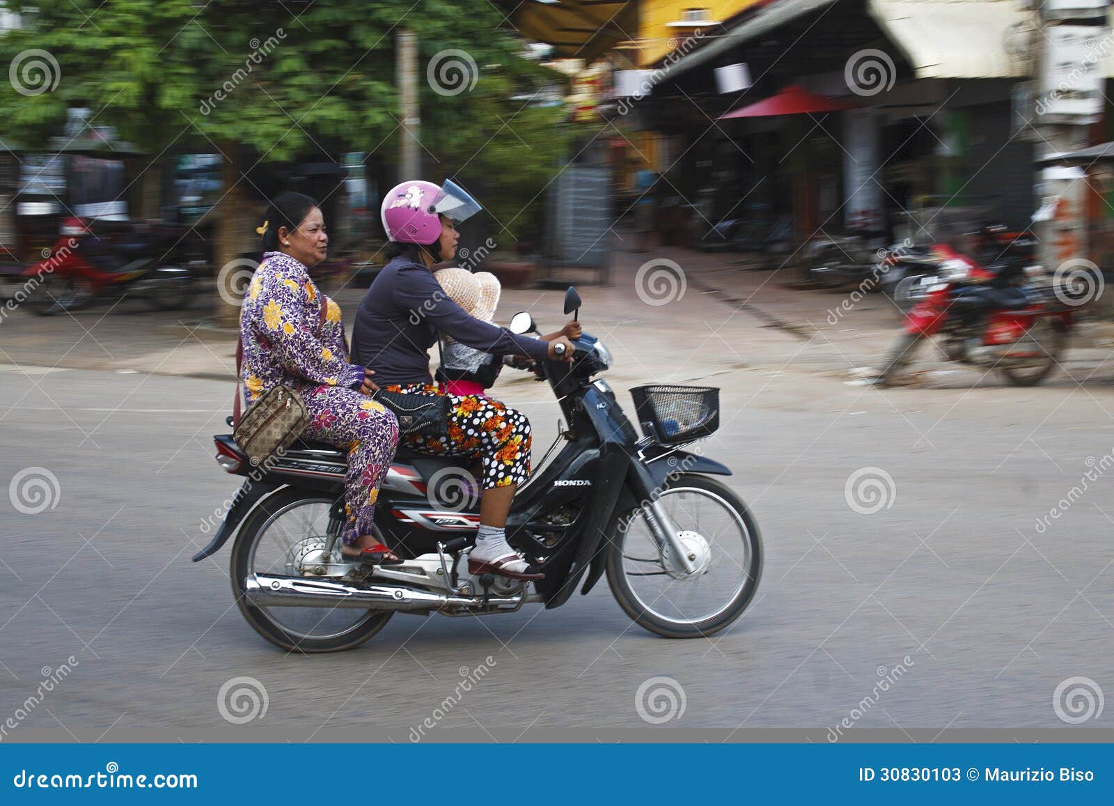 Drei auf einem Roller redaktionelles stockfoto. Bild von asien - 30830103