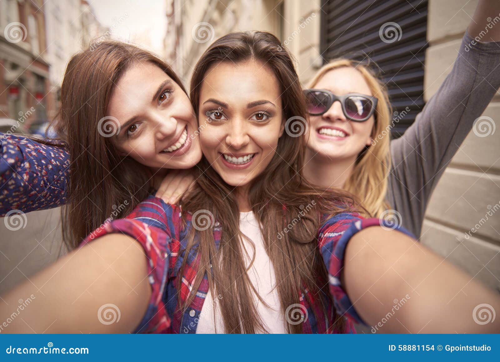 Drei beste Freundinnen stockfoto. Bild von stadt, freude - 58881154