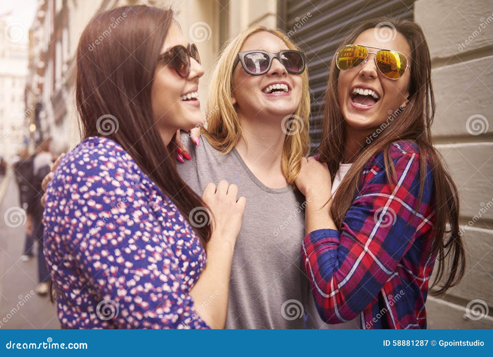 Drei beste Freundinnen stockbild. Bild von schön, freundschaft - 58881287