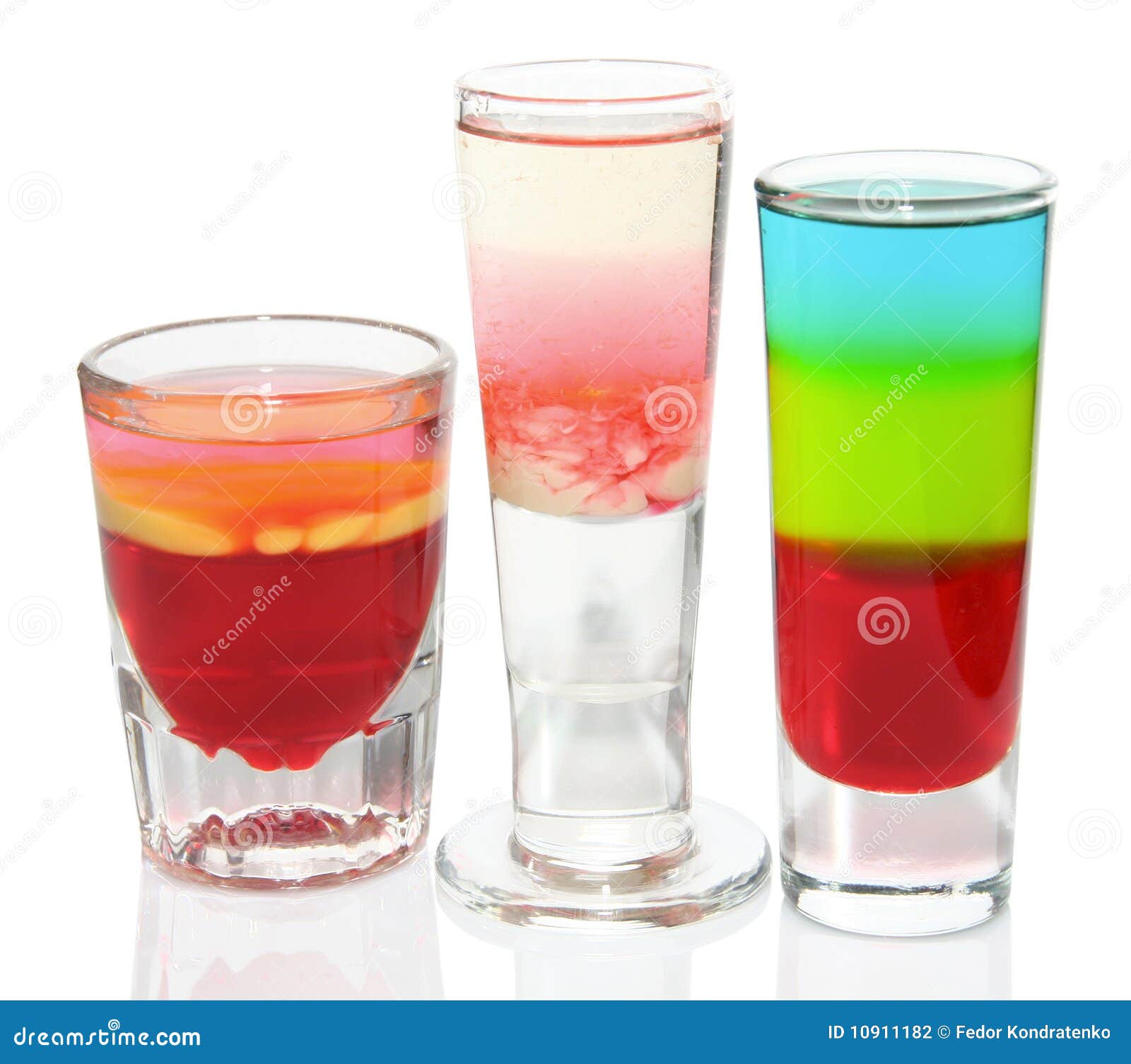 Drei bunte Cocktails stockfoto. Bild von farbe, bunt - 10911182