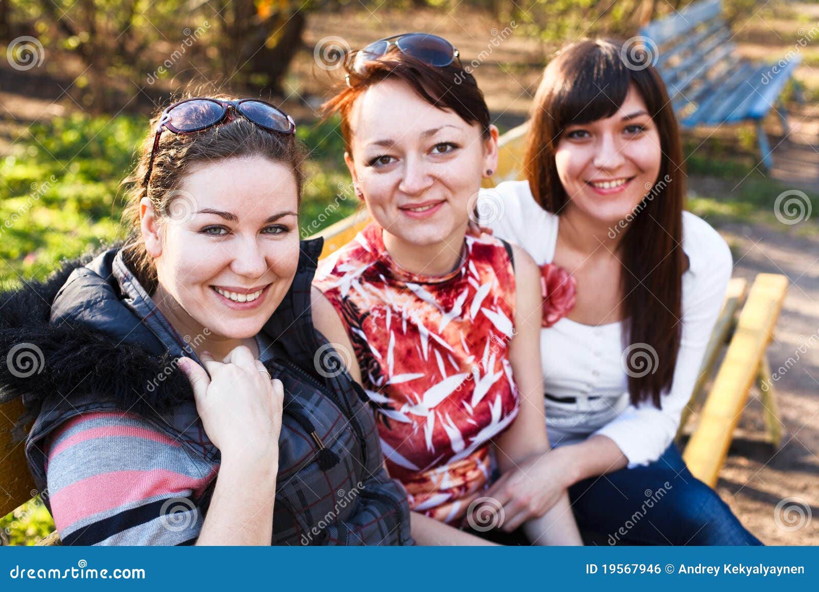 Drei Freundinnen auf Bank stockfoto. Bild von schauen - 19567946