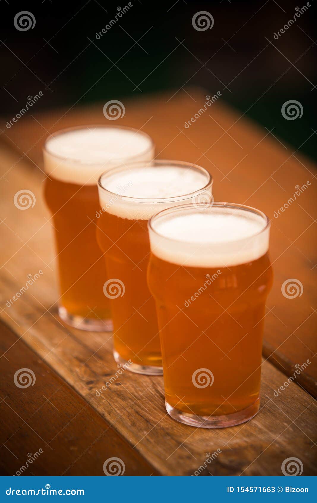 Drei Halbe Liter Bier in Folge Stockbild - Bild von gold, hahn: 154571663