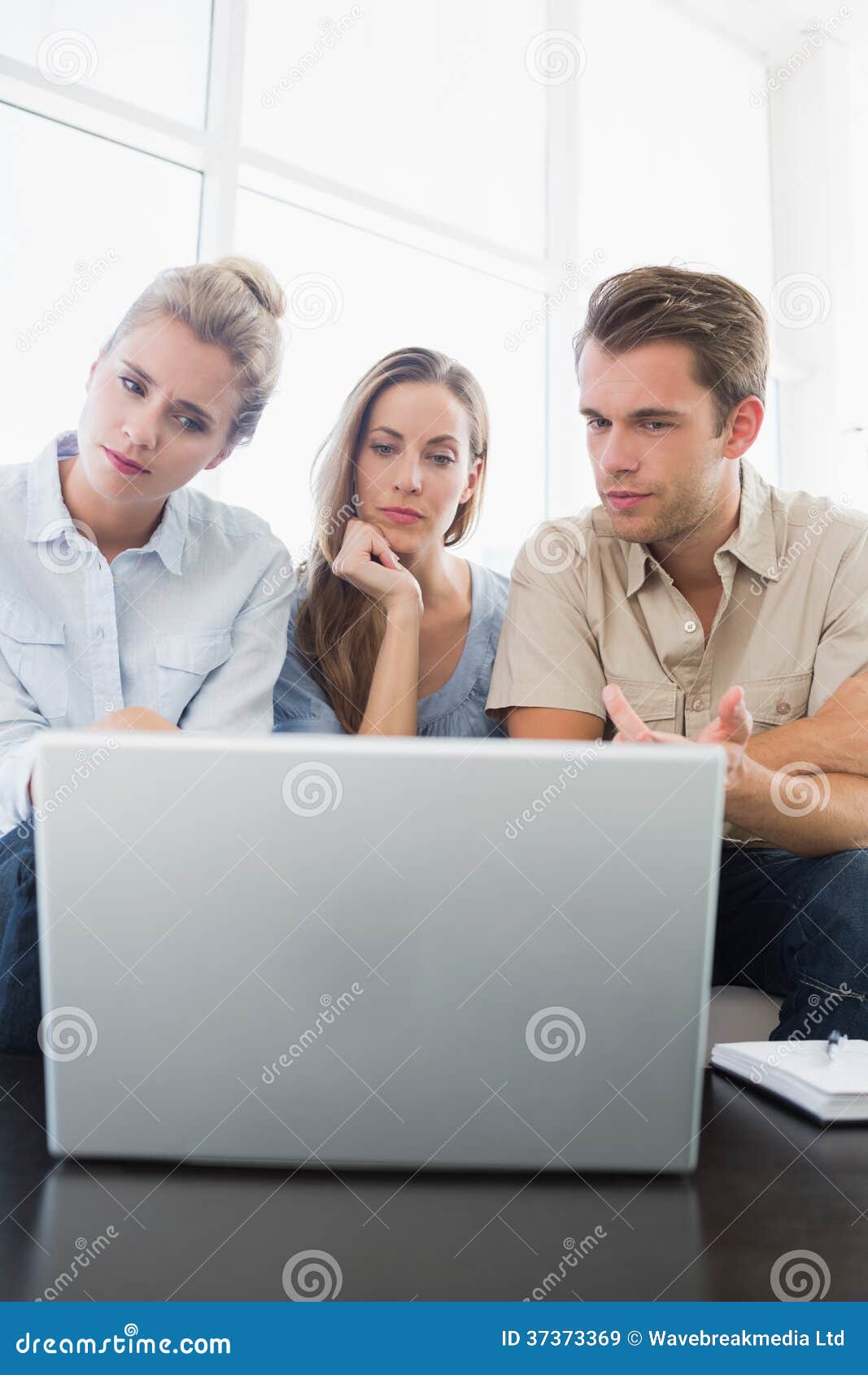 Drei Junge Leute, Die an Computer Arbeiten Stockbild - Bild von ...