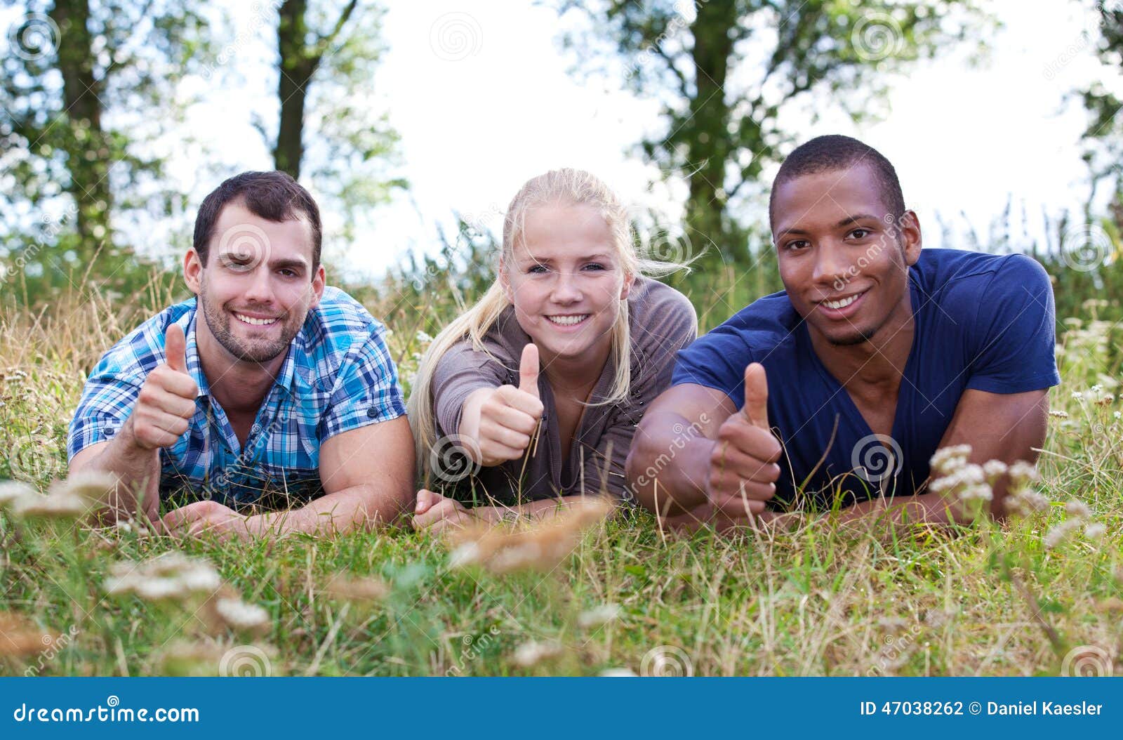 Drei Junge Leute, Die Sich Daumen Zeigen Stockfoto - Bild von frauen ...
