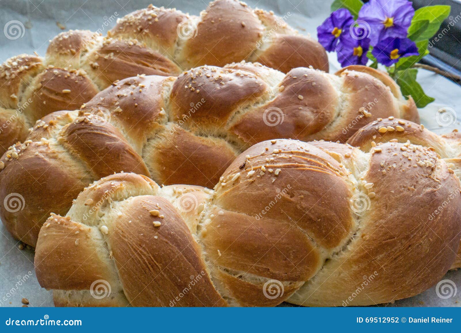 Drei Laibe Challah-Brot stockfoto. Bild von küche, ostern - 69512952