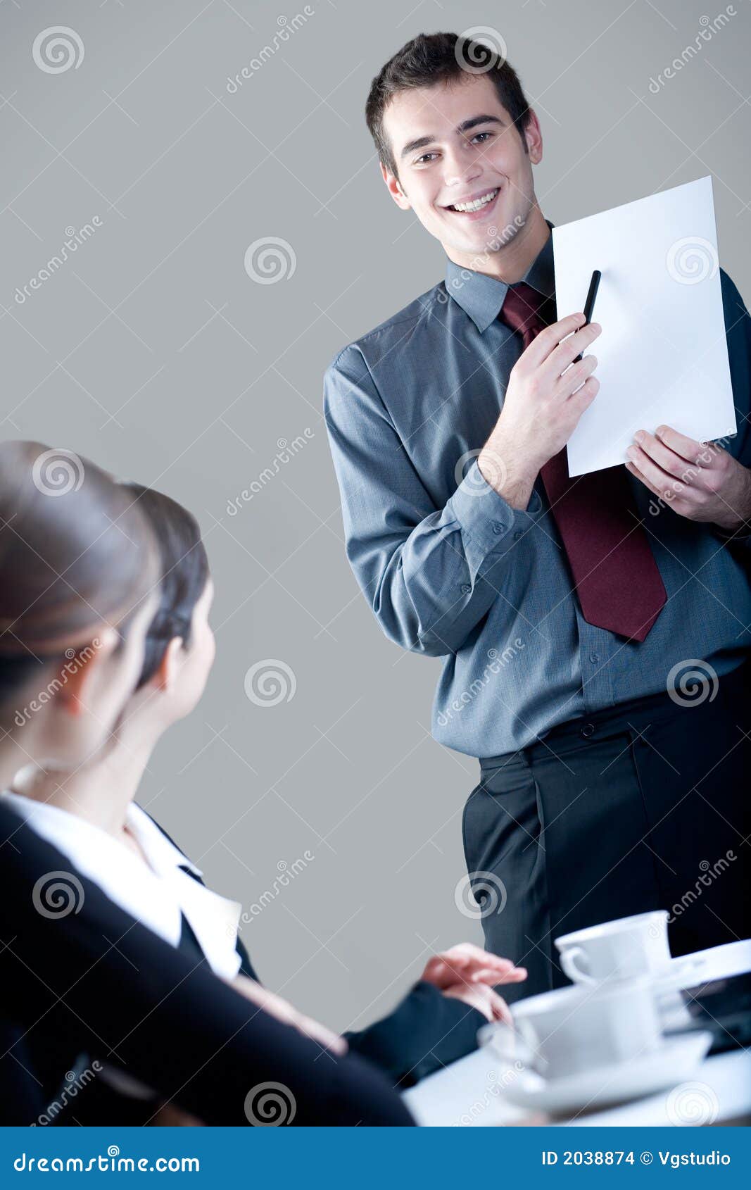 Drei Wirtschaftler an Einer Darstellung Stockfoto - Bild von angebot ...