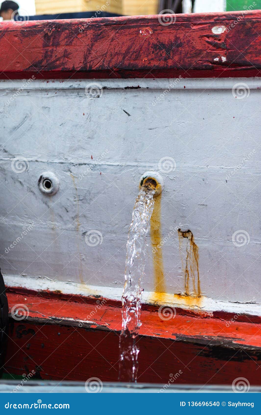 Drenagem do furo no barco foto de stock. Imagem de duto - 136696540