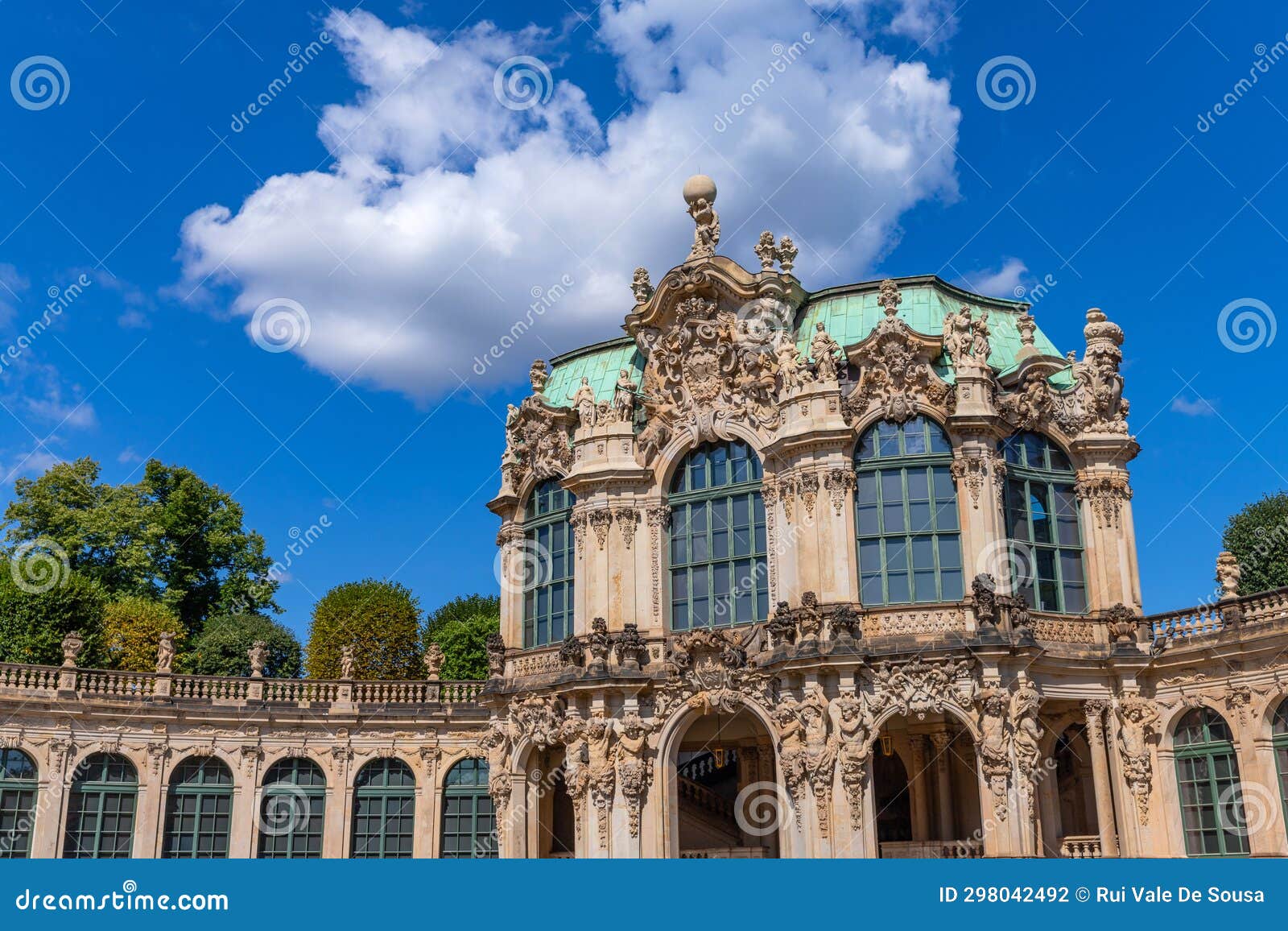 Wallpavillon in Zwinger editorial photography. Image of statues - 298042492