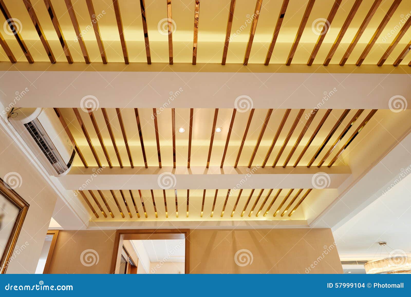 Drewniany sufit zdjęcie stock. Obraz złożonej z jaskrawy - 57999104