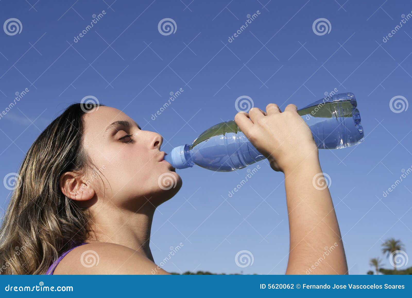 Dricka flicka arkivfoto. Bild av härlig, hydrat, energi - 5620062