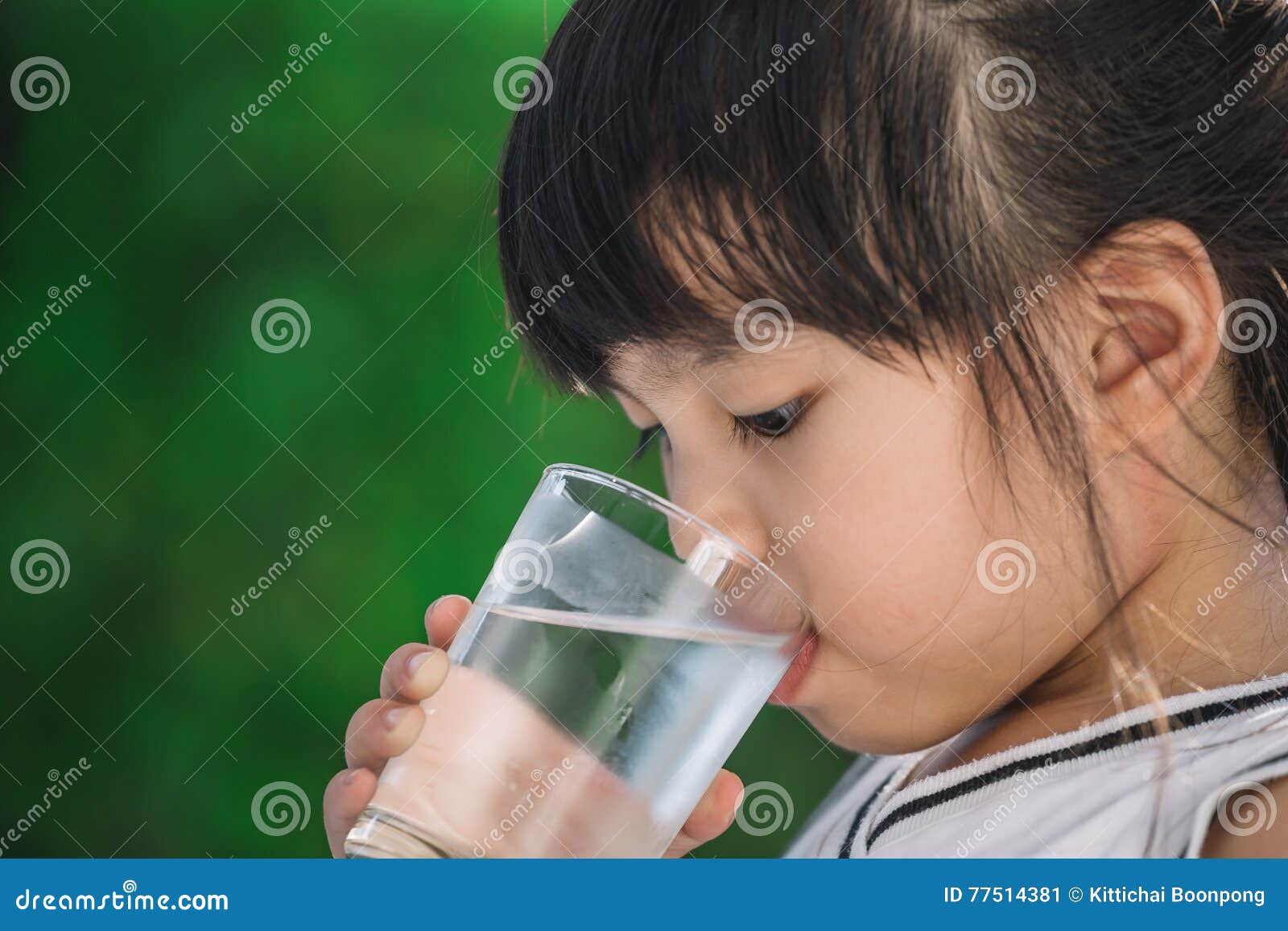 Dricka Flicka Little Vatten Fotografering för Bildbyråer - Bild av ...