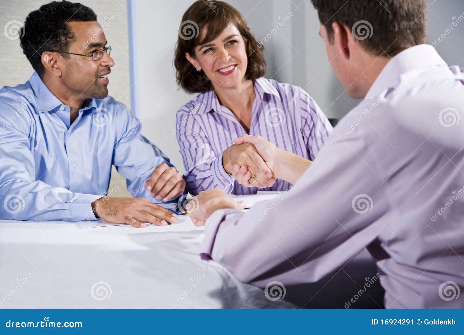 Drie Bedrijfsmensen Die, Mensen Die Handen Schudden Samenkomen Stock ...