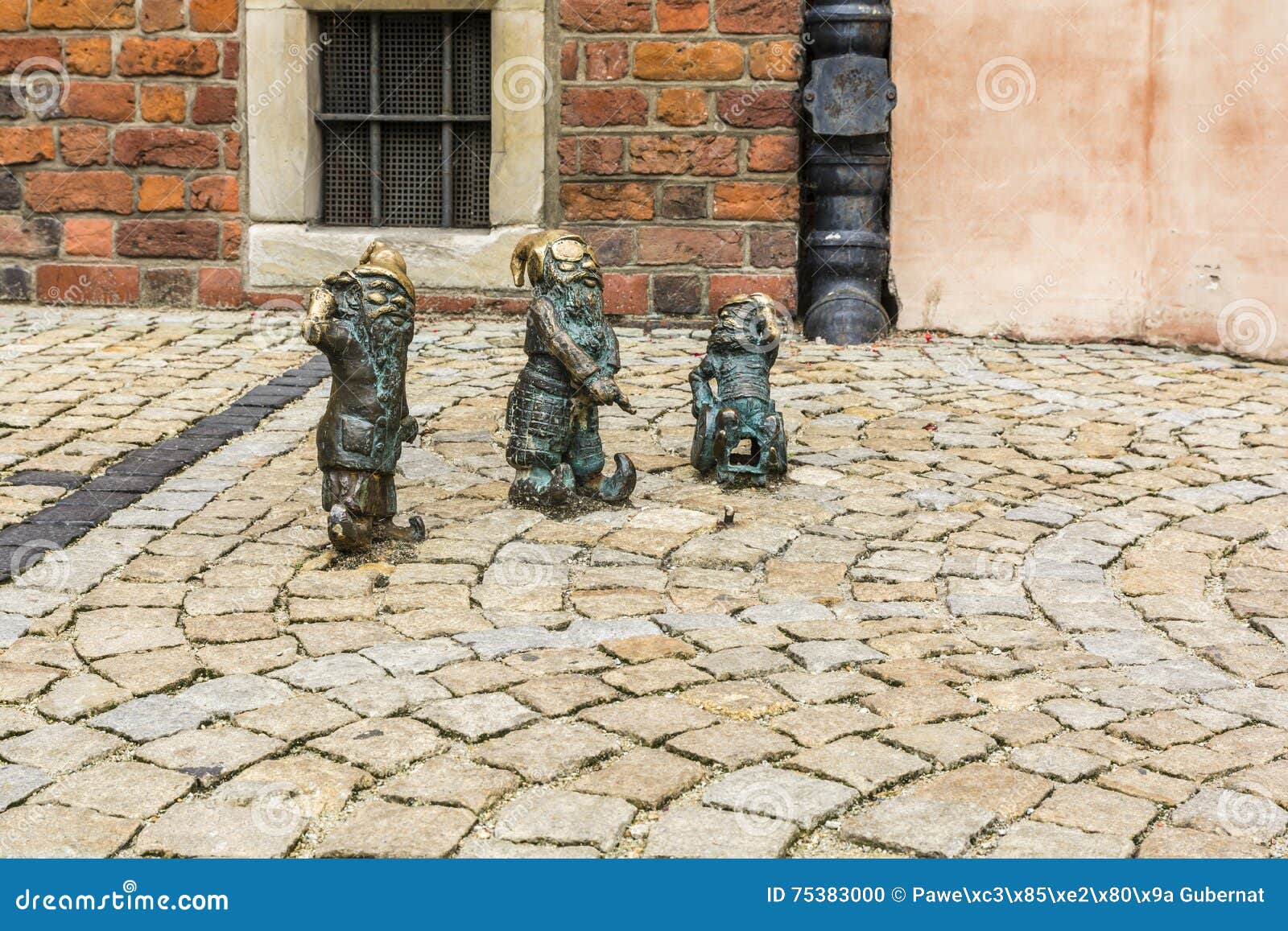 Drie beeldjes van dwergen redactionele afbeelding. Image of stad - 75383000