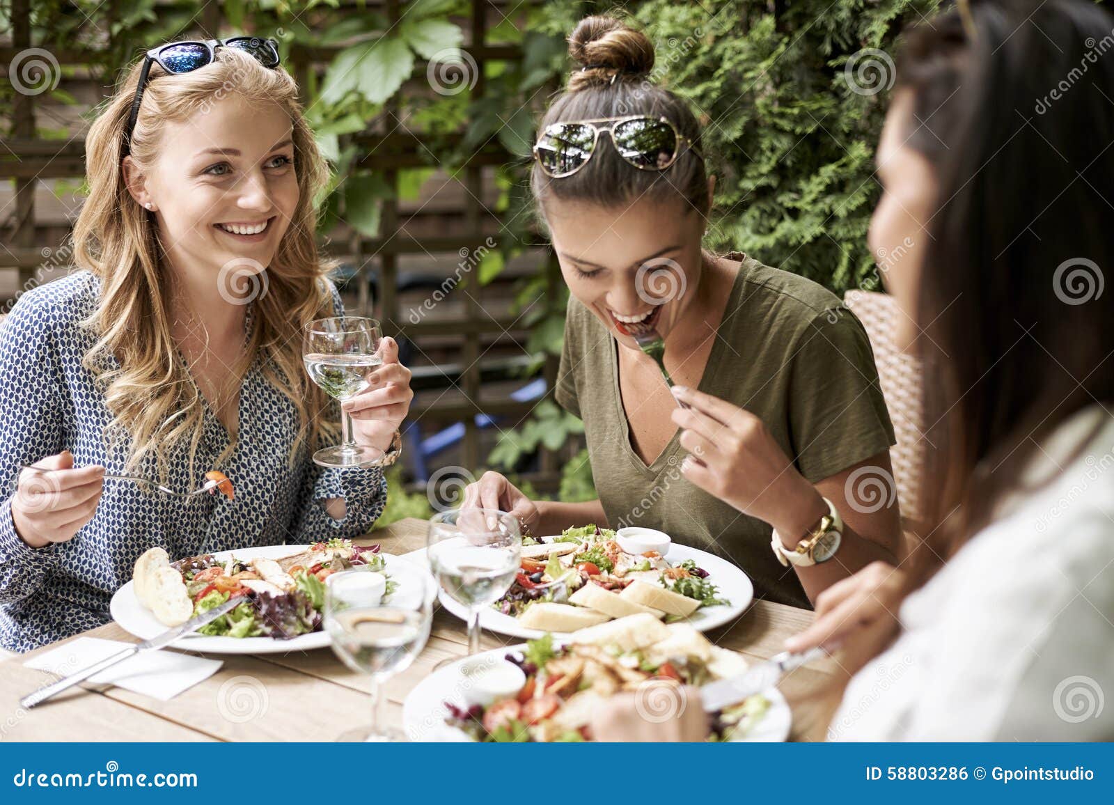 Drie Beste Vrienden Tijdens Lunchtijd Stock Foto - Image of roddel ...