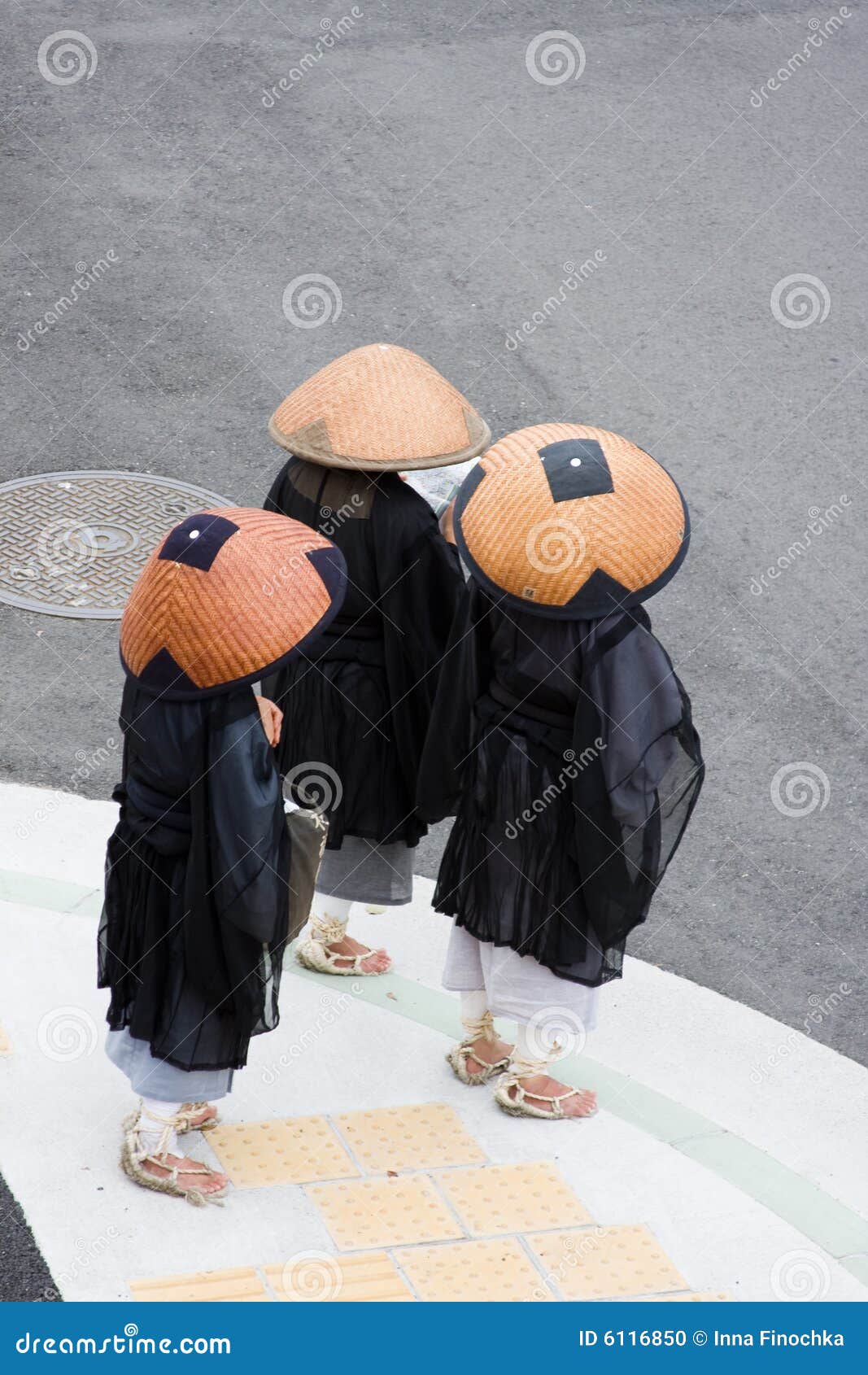 Drie Boeddhistische Monniken Stock Foto - Image of cultuur, kleren: 6116850
