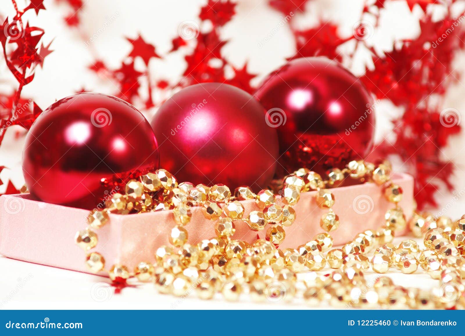 Drie chrispmas rode ballen stock foto. Image of drie - 12225460