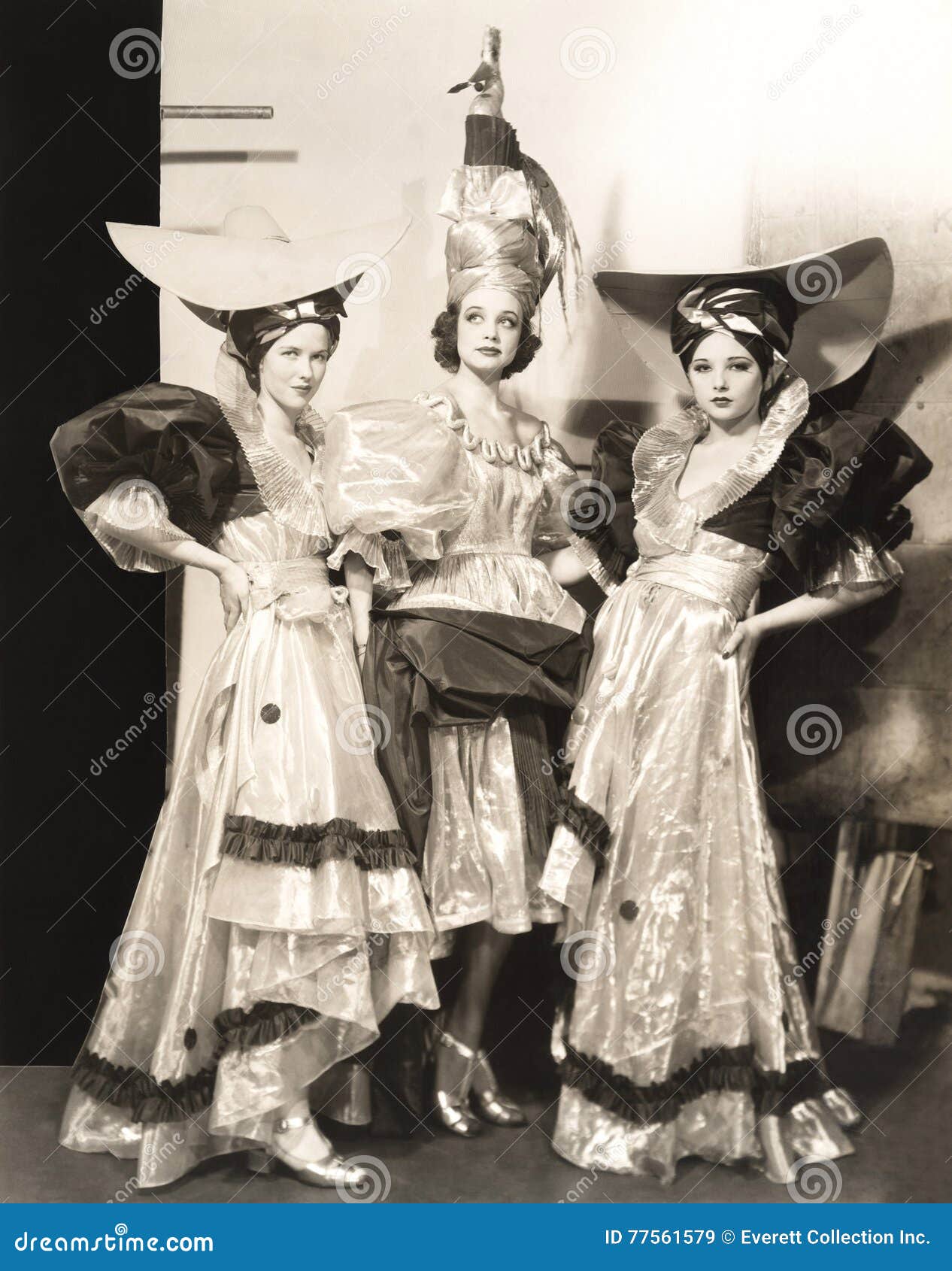 Drie Dansers in Lange Kleding En Grote Hoeden Stock Afbeelding - Image ...