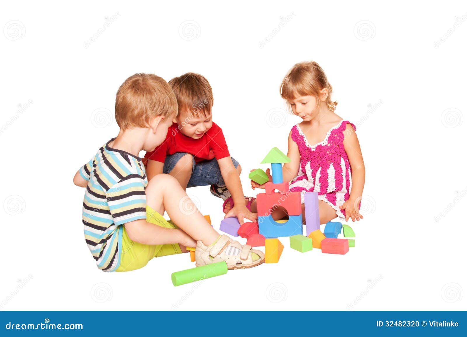 Drie En Kinderen Die Samen Spelen Bouwen. Stock Foto - Image of groep ...