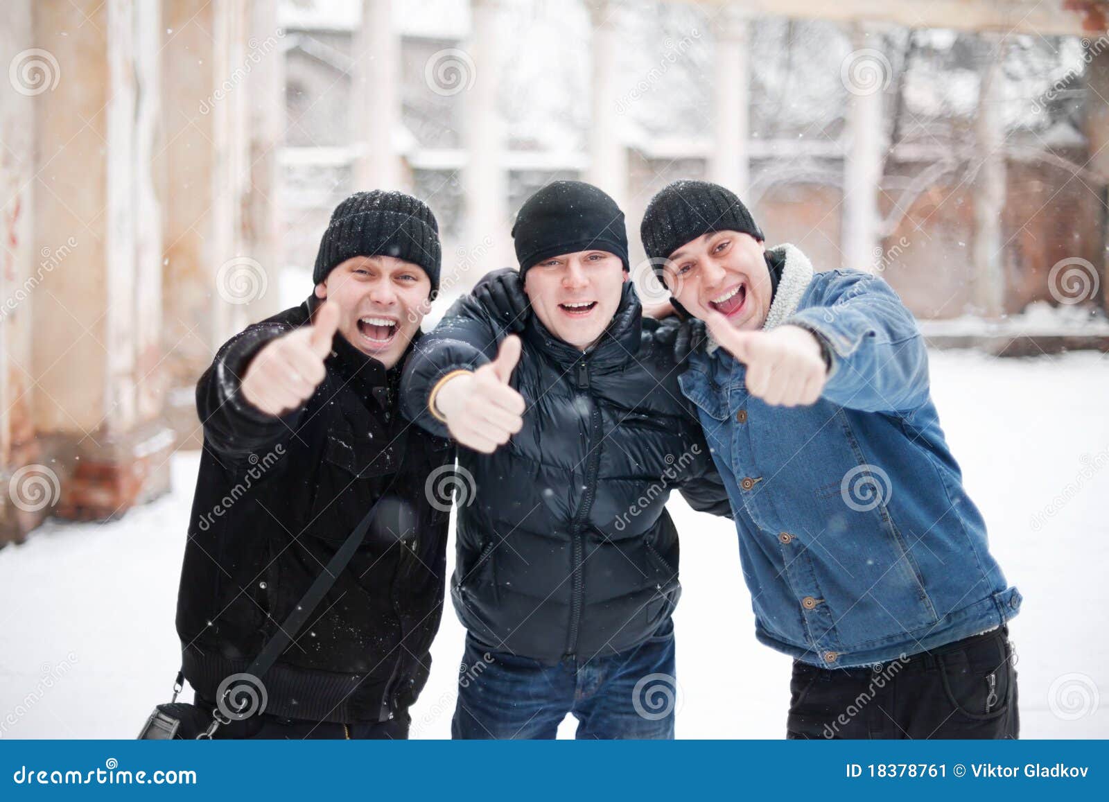 Drie Gelukkige Jonge Mensen Die Duim Tonen Stock Afbeelding - Image of ... Drie Gelukkige Jonge Mensen Die Duim Tonen Stock Afbeelding - Image of ...