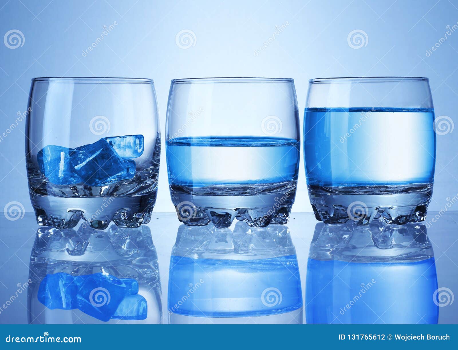 Drie Glazen Met Water En Ijs Stock Foto - Image of glazen, blauw: 131765612