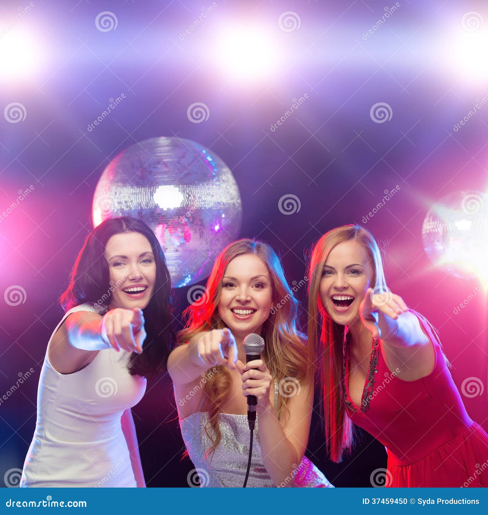 Drie Glimlachende Vrouwen Die En Karaoke Zingen Dansen Stock Foto - Image of karaoke, lachen ...