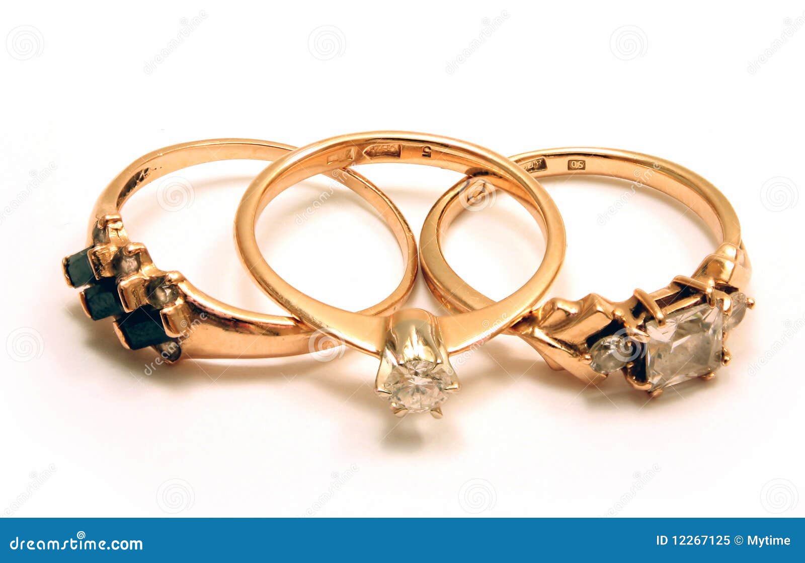Drie gouden ringen stock afbeelding. Image of briljant - 12267125