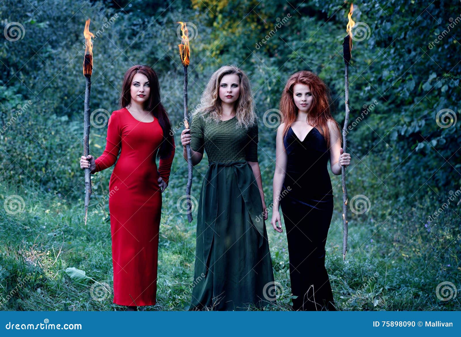 Drie Heksen Met Met Toortsen Stock Foto - Image of gotisch, najaar ...