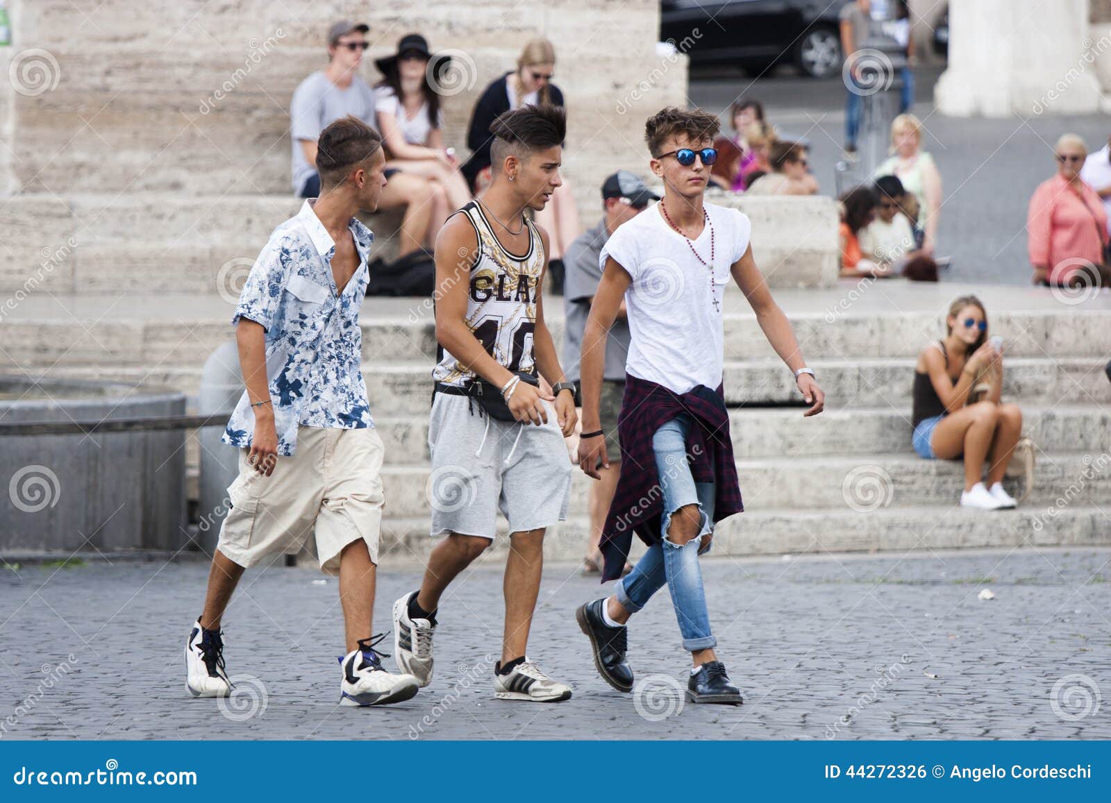 Drie Het Jonge Jongens Lopen Redactionele Foto - Image of modieus ...