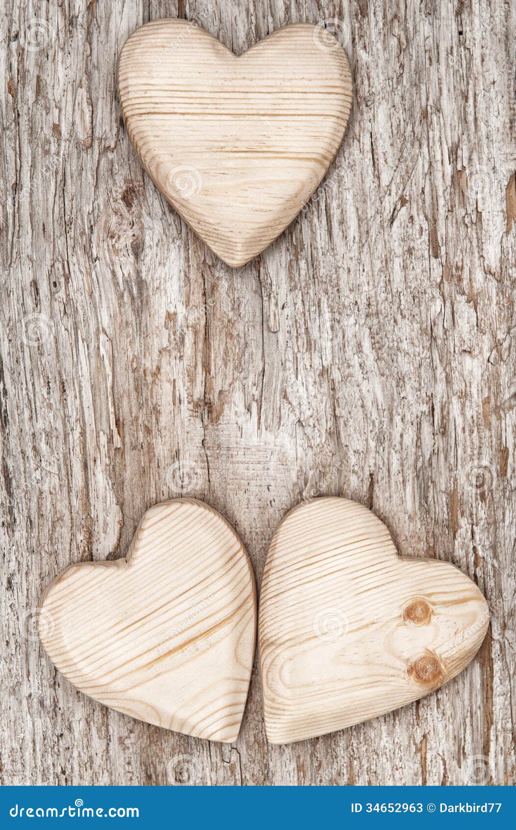 Drie Houten Harten Op Het Oude Hout Stock Afbeelding - Image of bijtend ...
