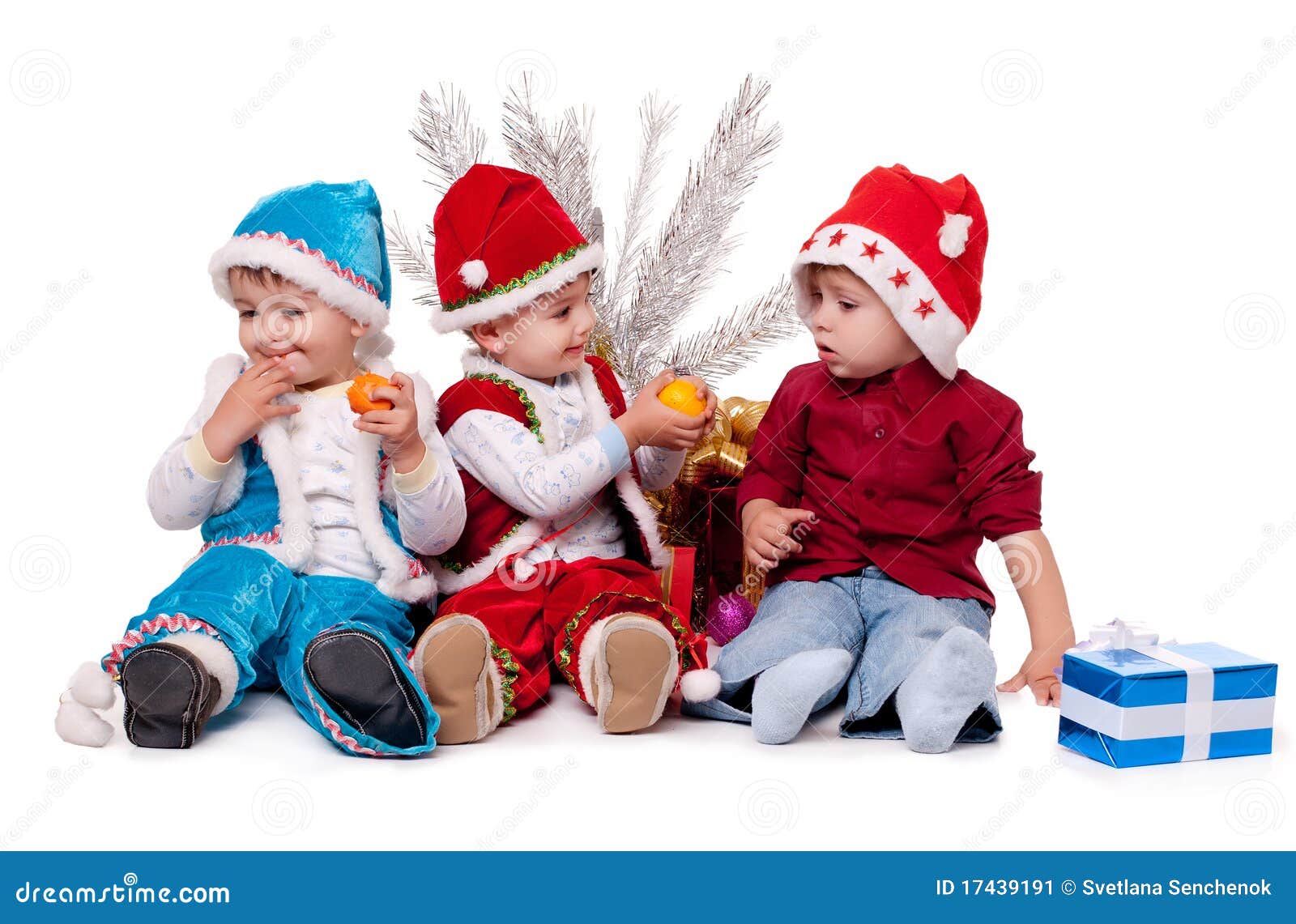 Drie Jonge Geitjes in De Hoeden Van De Kerstman Stock Afbeelding ...