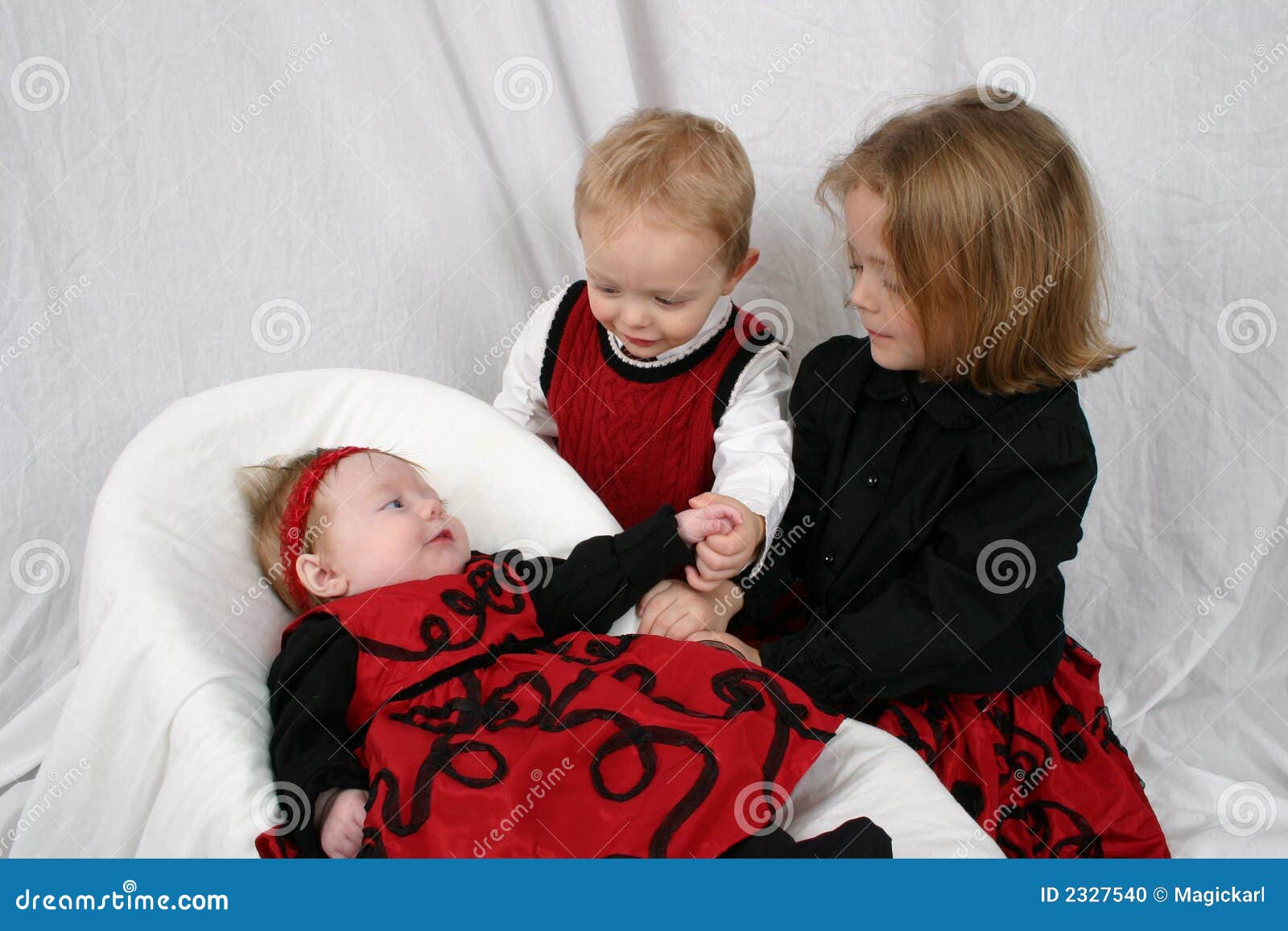 Drie Jonge Geitjes Die Samen Zitten Stock Foto - Image of lach, persoon ...