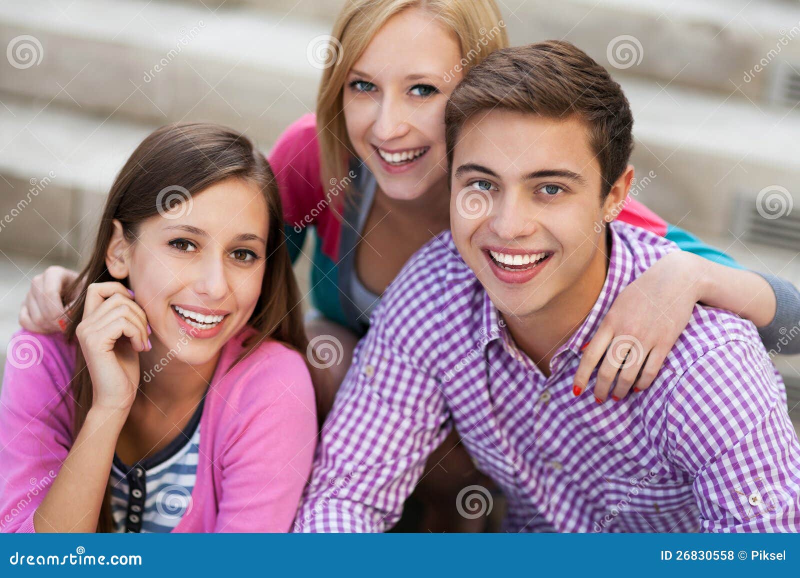 Drie Jonge Mensen Het Glimlachen Stock Foto - Image of geluk, groep ...