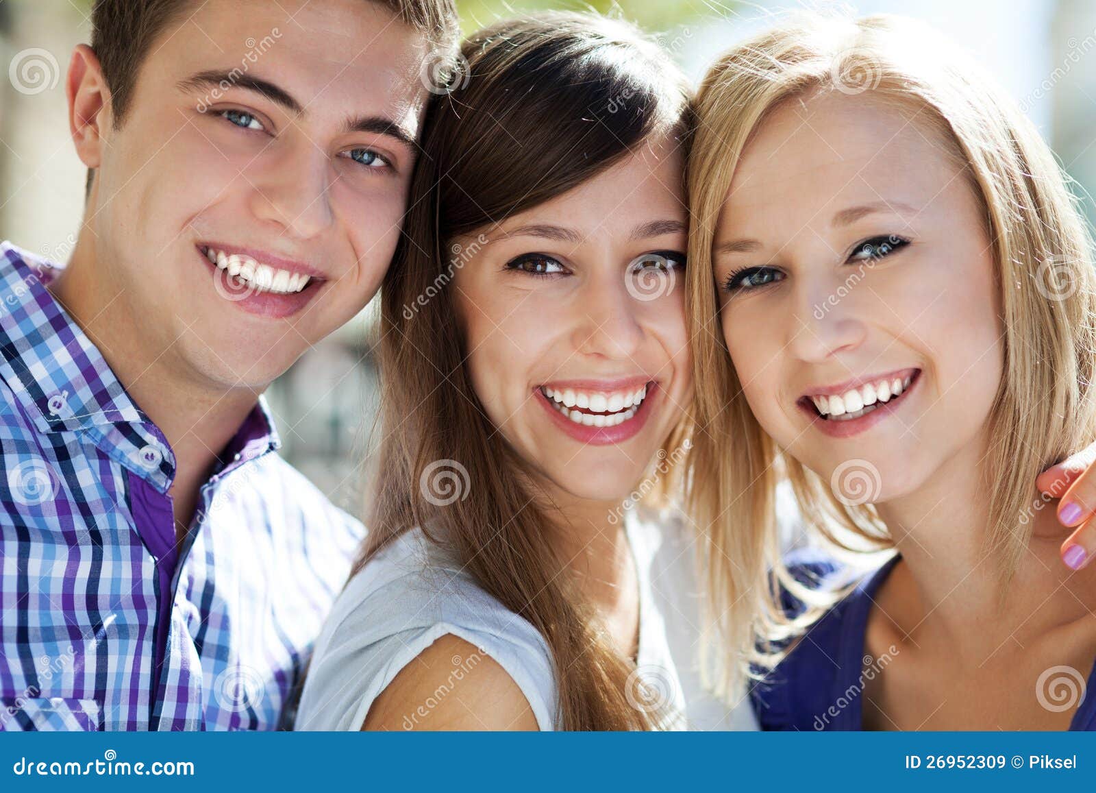 Drie Jonge Mensen Het Glimlachen Stock Afbeelding - Image of gelukkig ...