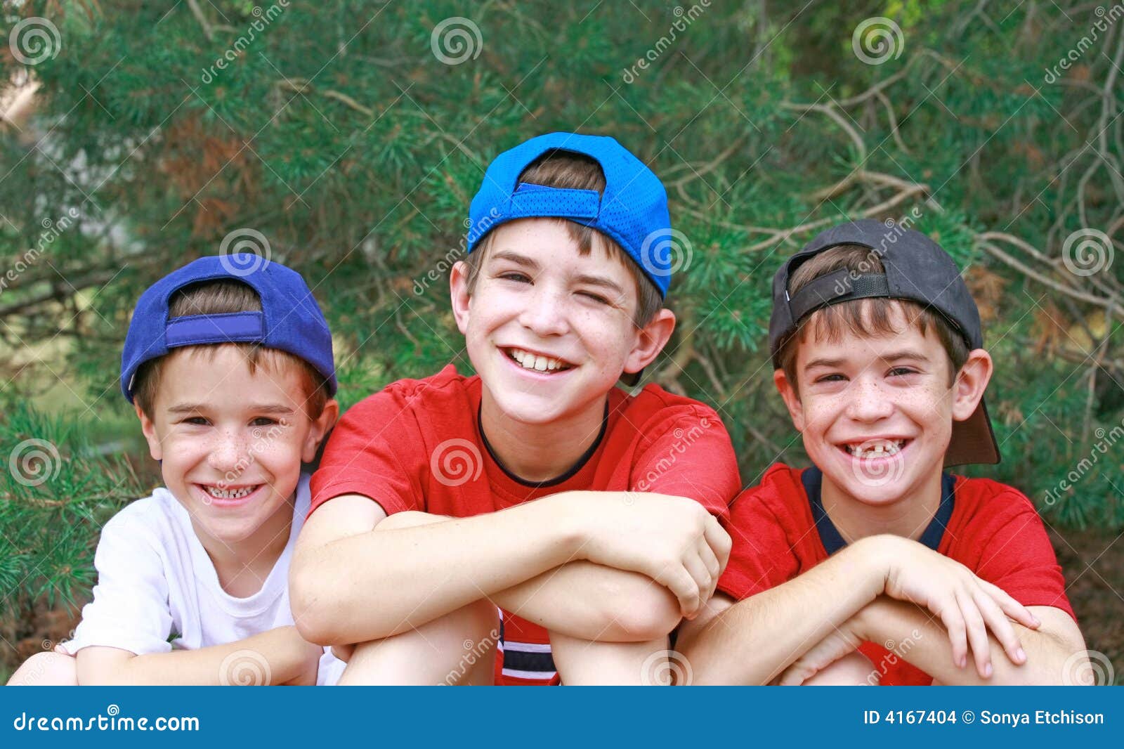 Drie Jongens in De Hoeden Van Het Honkbal Stock Foto - Image of ...