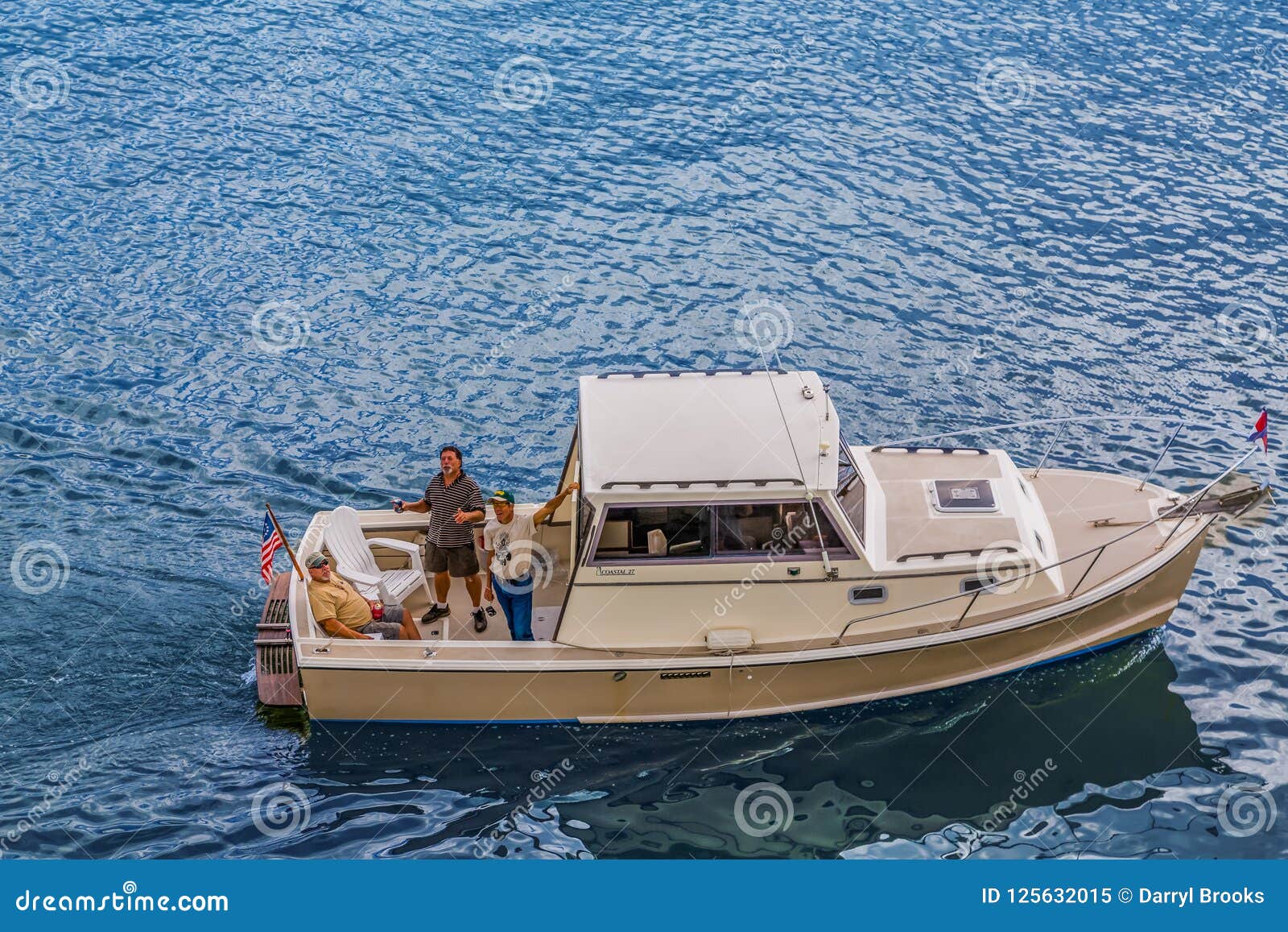 Drie Kerels op een Boot redactionele afbeelding. Image of bier - 125632015