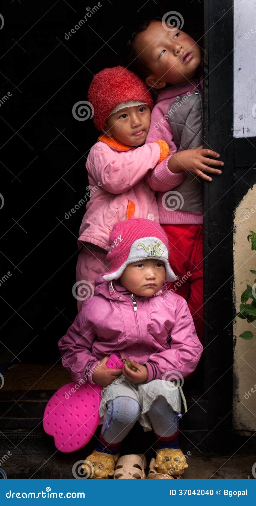 Drie kinderen het piepen redactionele afbeelding. Image of speels ...