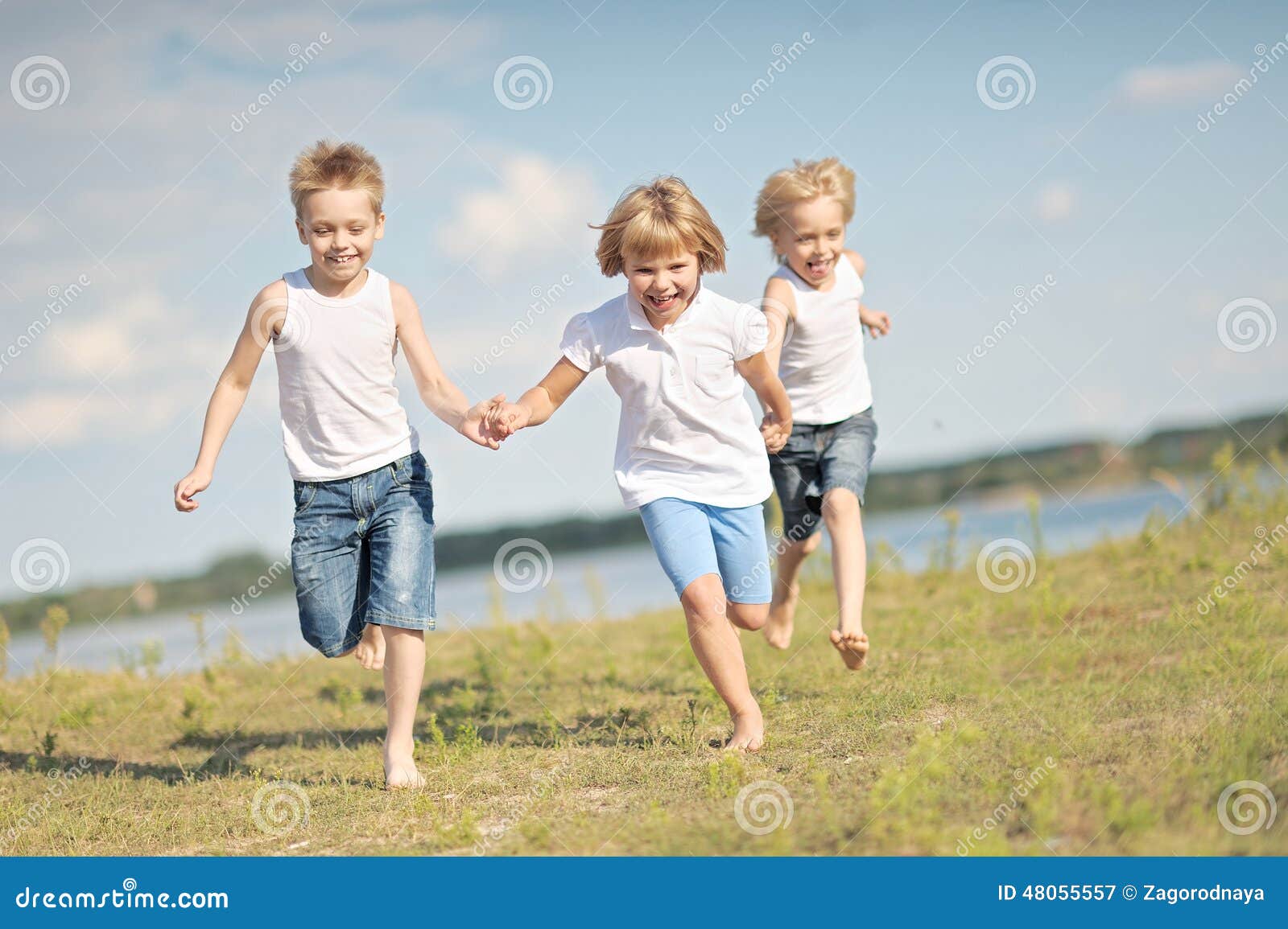 Drie Kinderen Lopen Op Een Gekleurde Achtergrond Stock Afbeelding ...