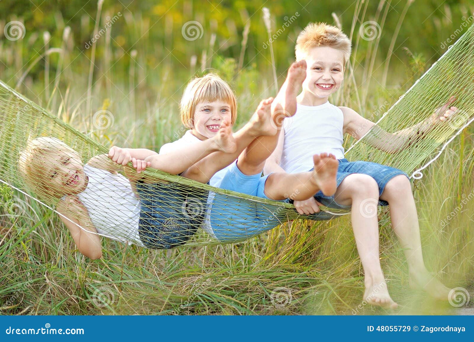 Drie Kinderen Lopen Op Een Gekleurde Achtergrond Stock Afbeelding ...