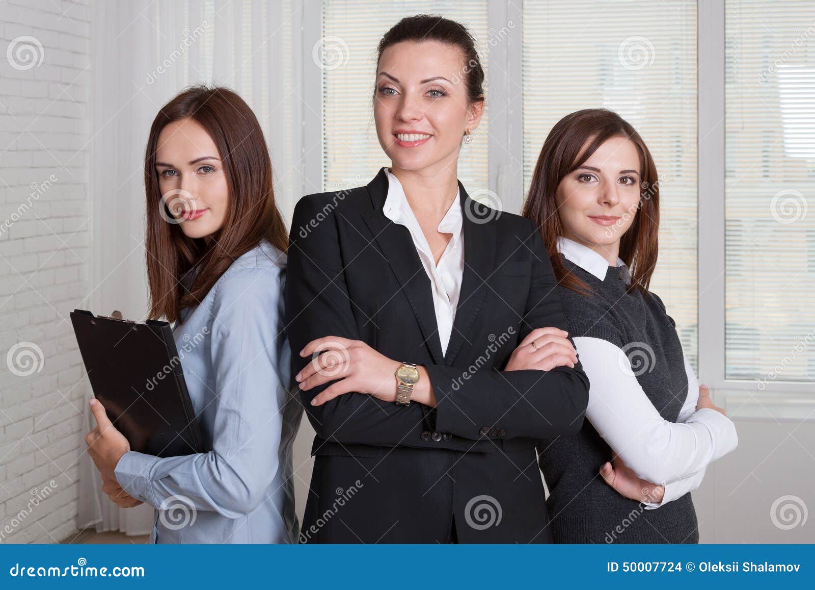 Drie Meisjes in Formele Kleding Zijn Van Verschillende Hoogten Stock ...