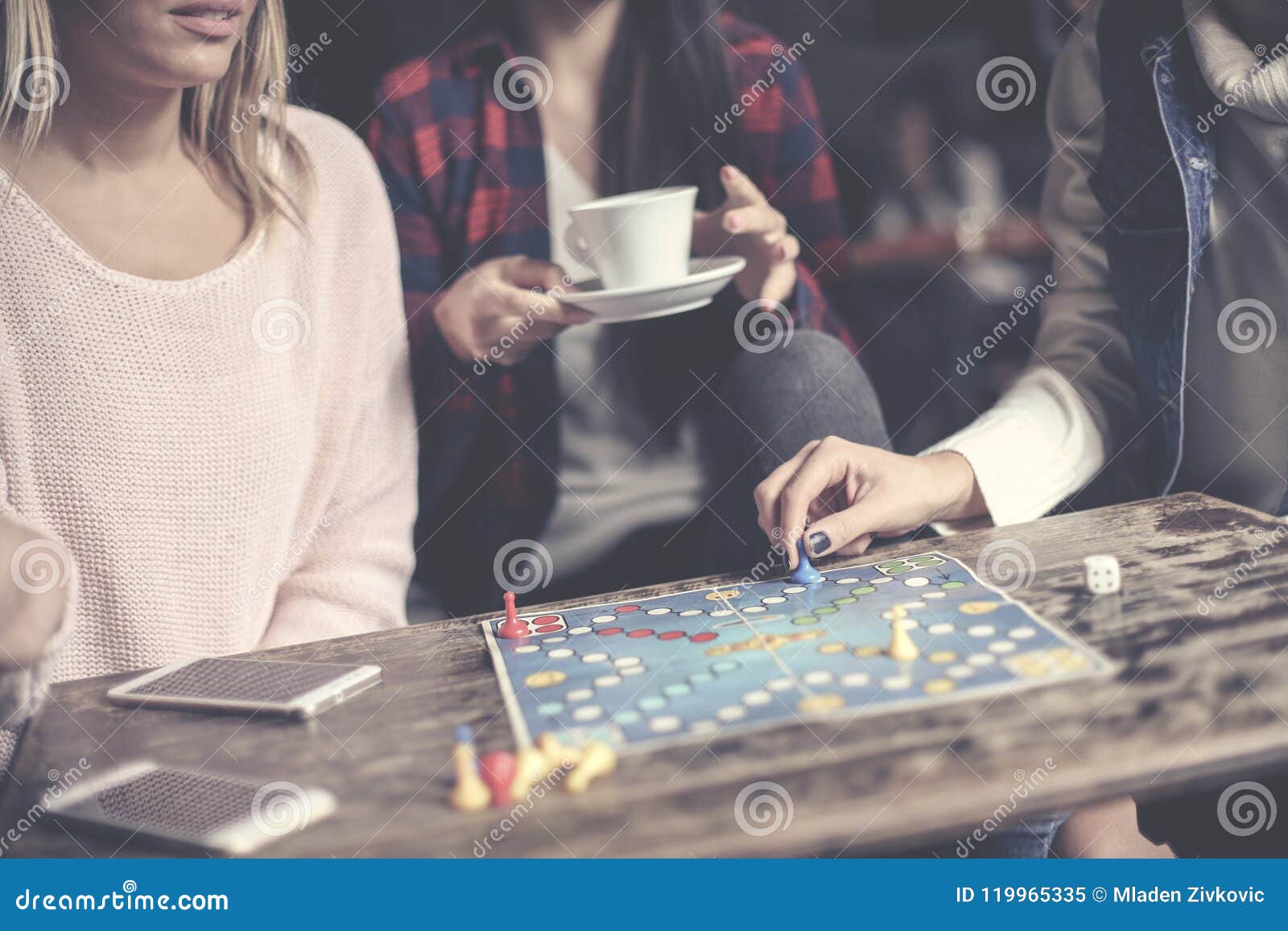 Drie Meisjes Spelen Samen Een Sociaal Spel Nadruk Op Hand Stock