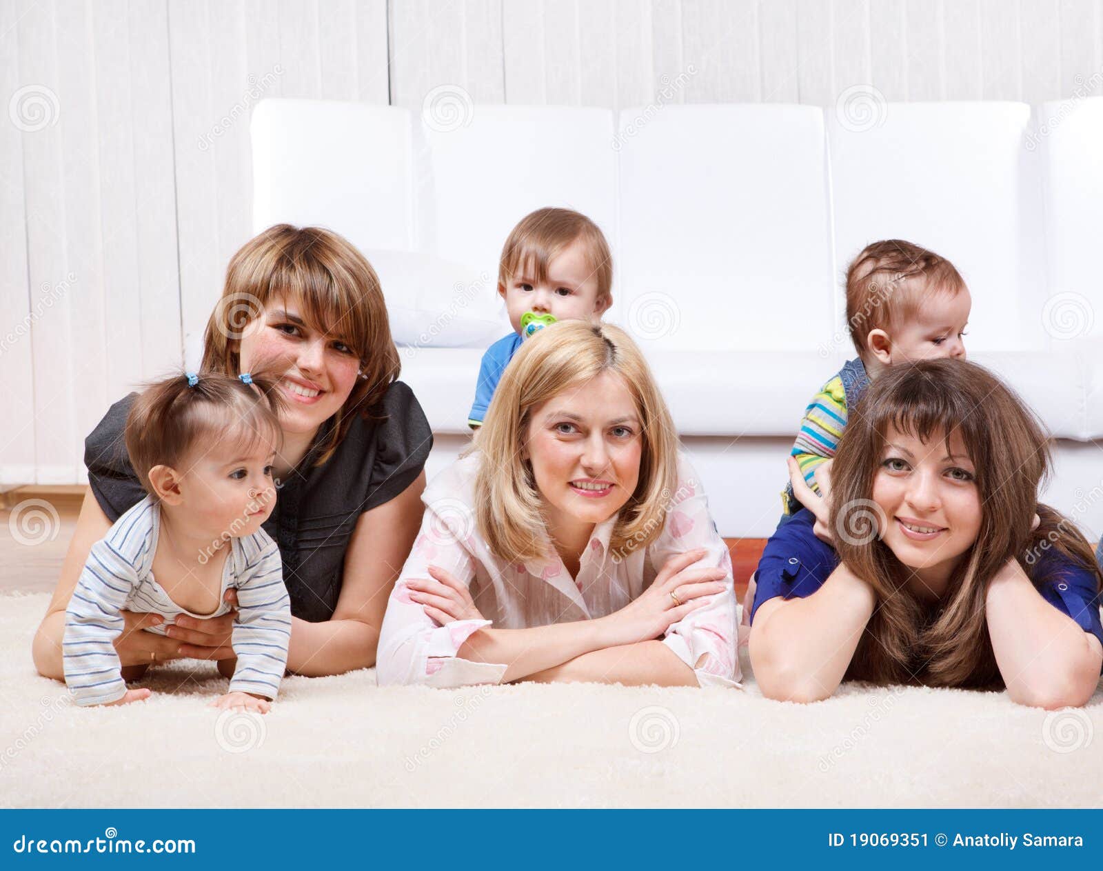 Drie Moeders Met Jonge Geitjes Stock Afbeelding - Image of mamma, baby ...