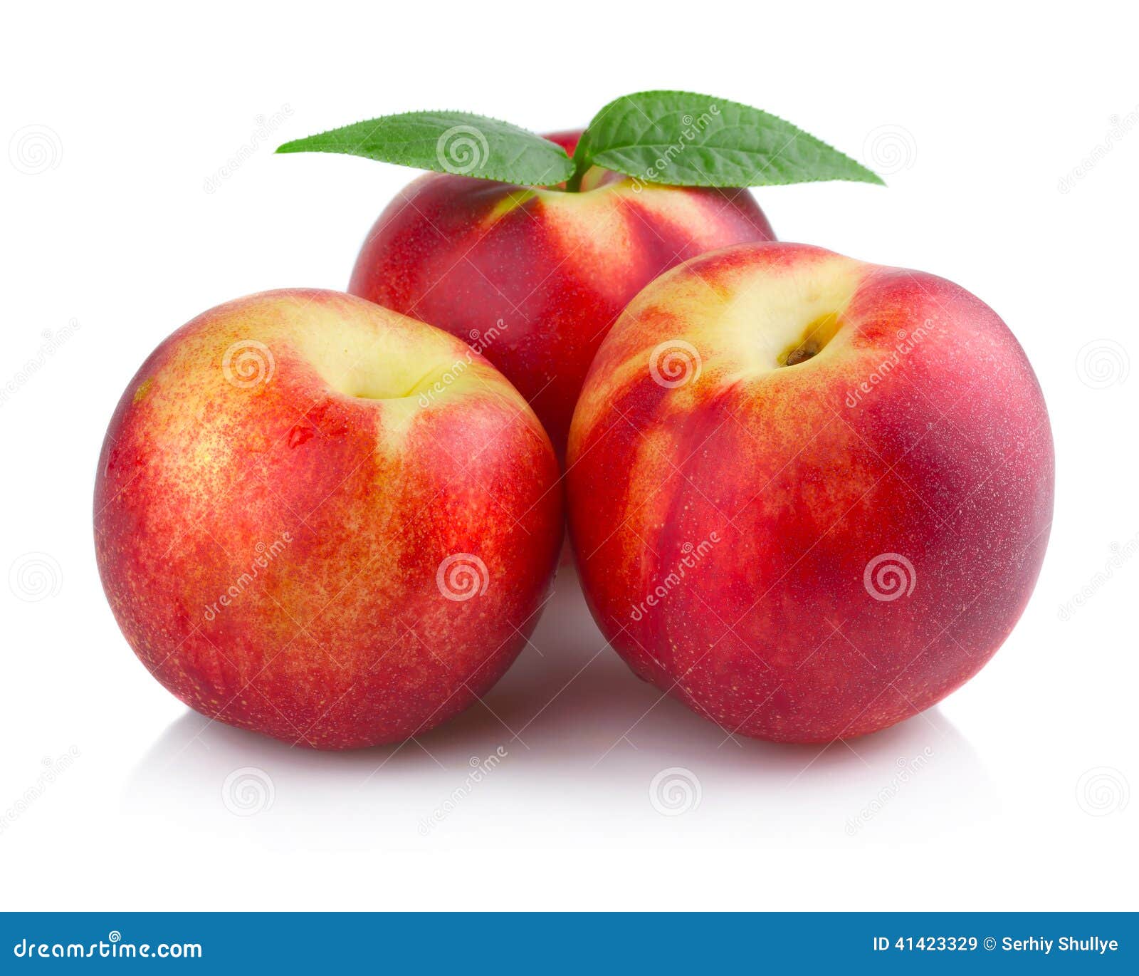 Drie Rijpe Geïsoleerde Perzik (nectarine) Vruchten Stock Afbeelding ...