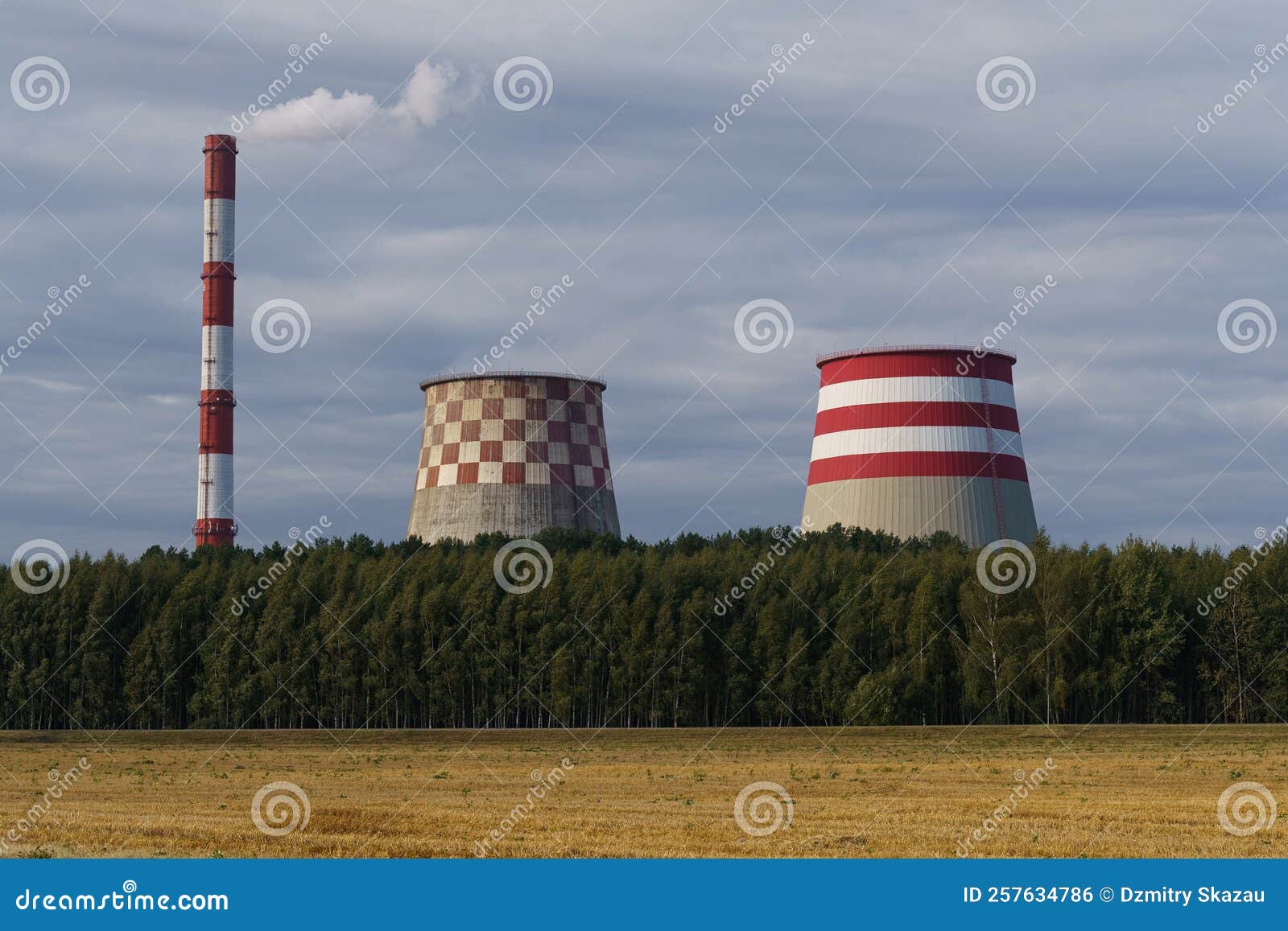 Drie Schoorstenen Van Warmtekrachtkoppeling (chp), Fabrieksrook of Rook ...